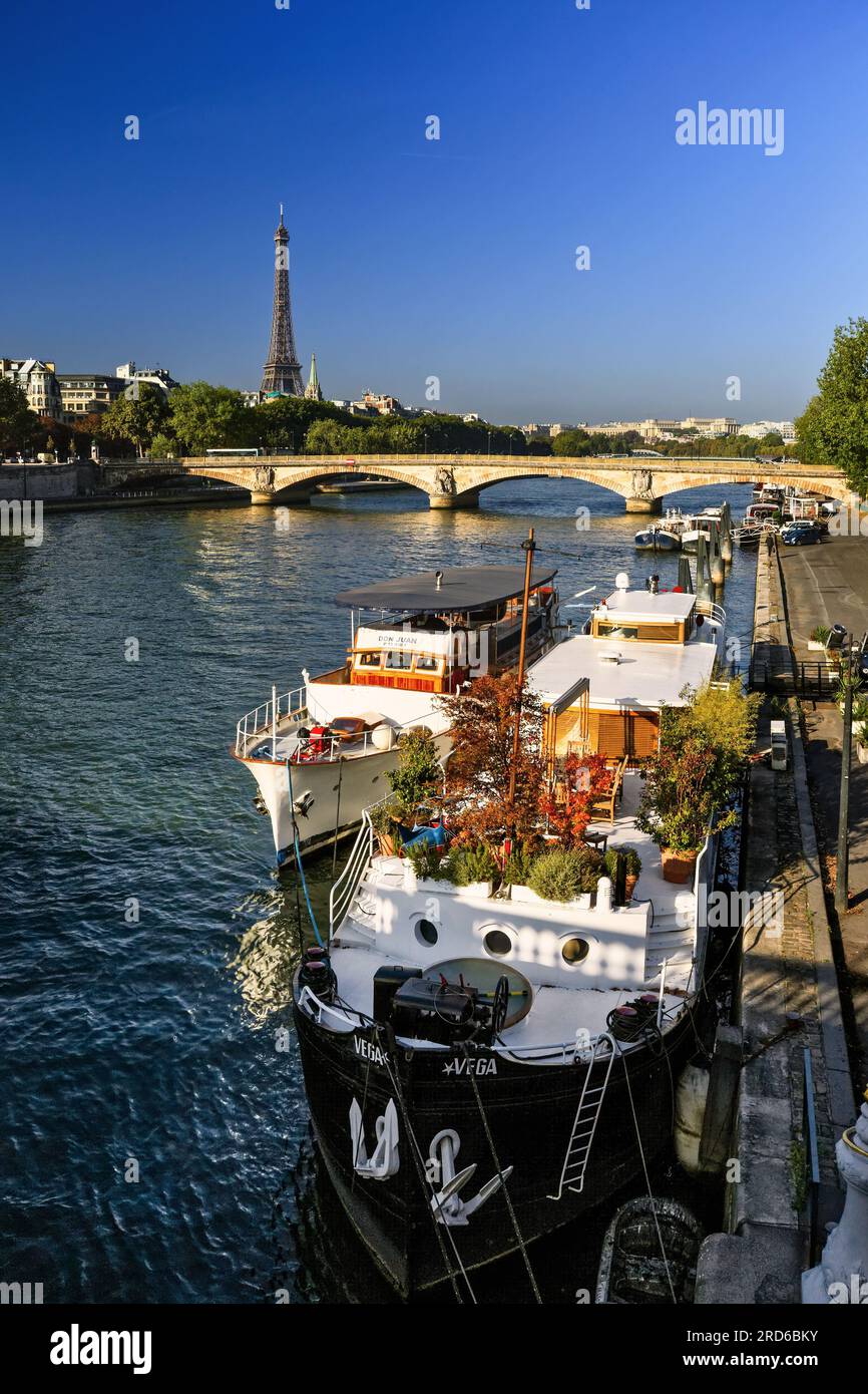 FRANCE. PARIS (75) VIEW OVER THE SEINE RIVER AND ITS BARGES, THE PONT ...