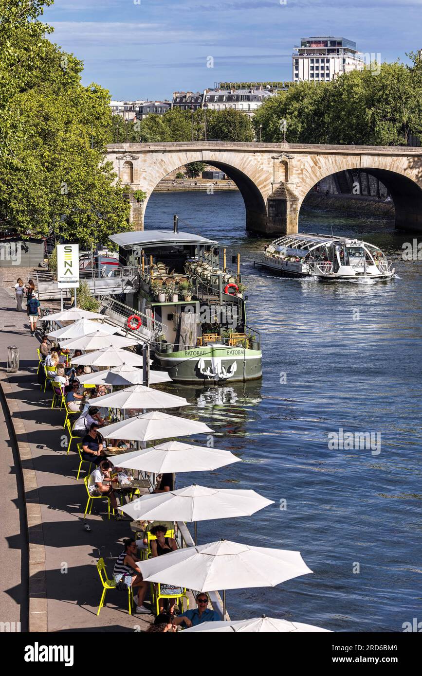 Quay of the seine with barge hi-res stock photography and images - Alamy