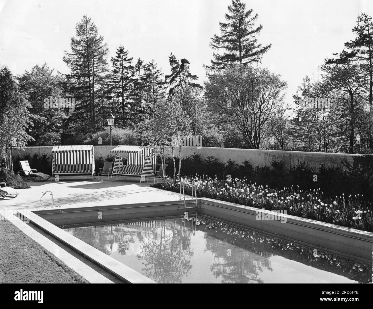 Outdoor swimming pool 1950s hi-res stock photography and images - Alamy