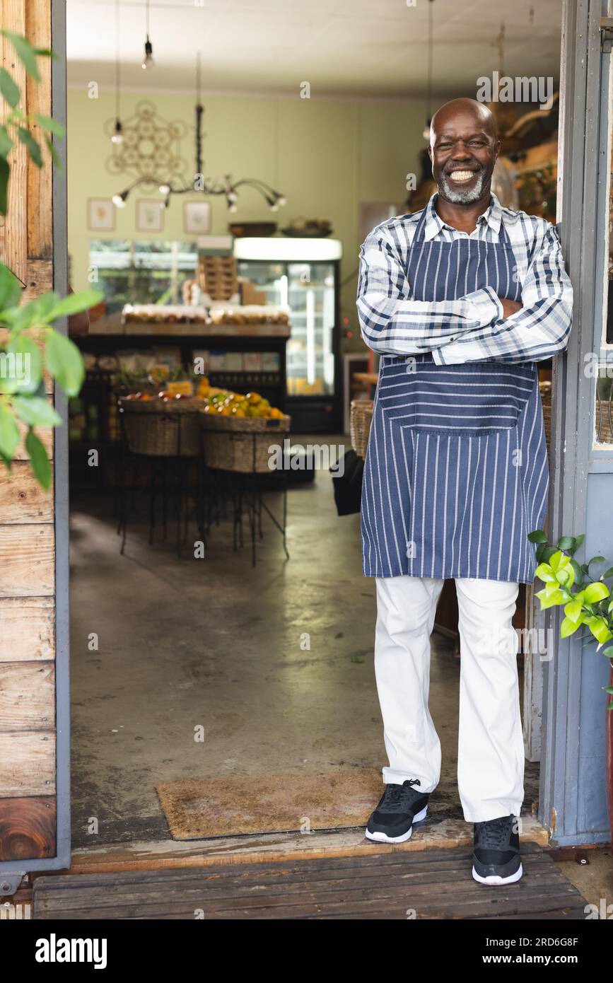 Shop assistant hi-res stock photography and images - Alamy