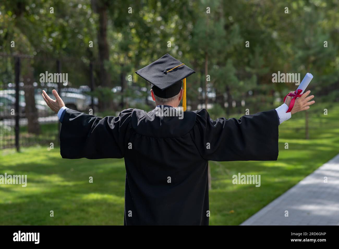 Older student graduation hi-res stock photography and images - Alamy