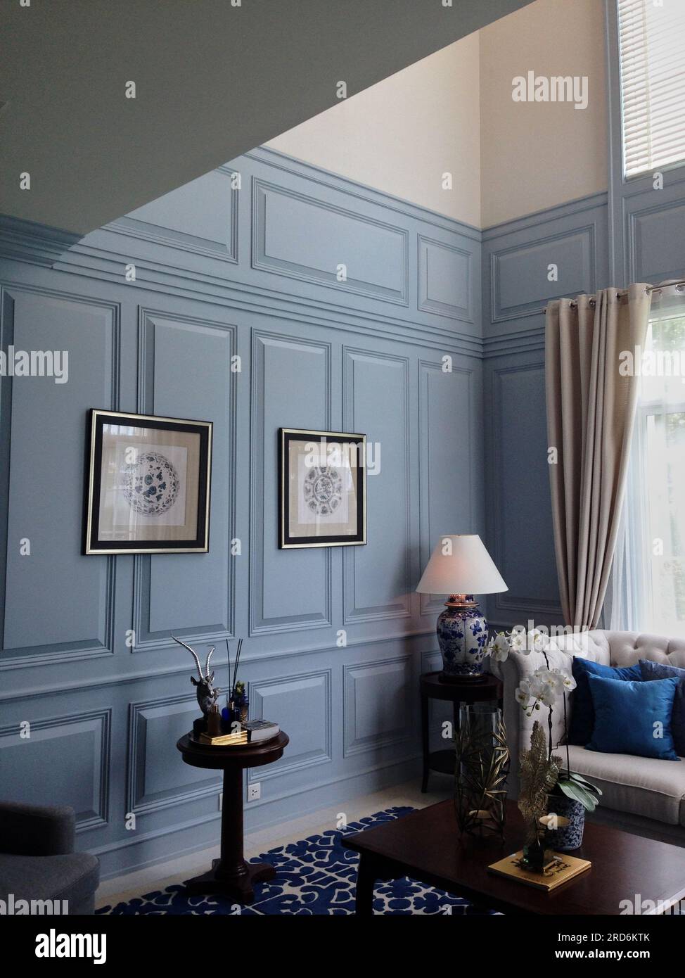 Beautiful living room with pastel color wall Stock Photo - Alamy