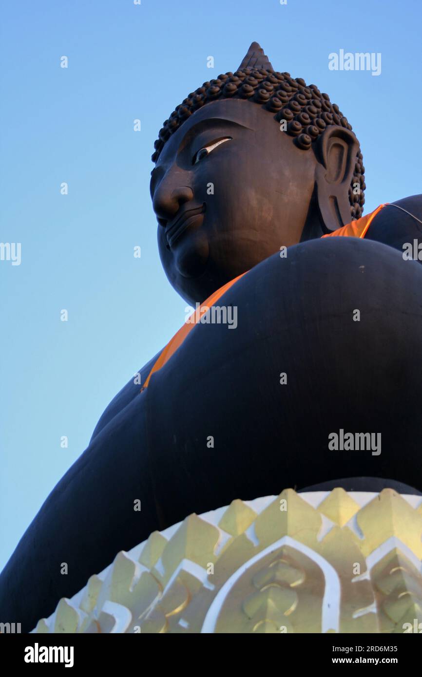 Black giant statue hi-res stock photography and images - Alamy
