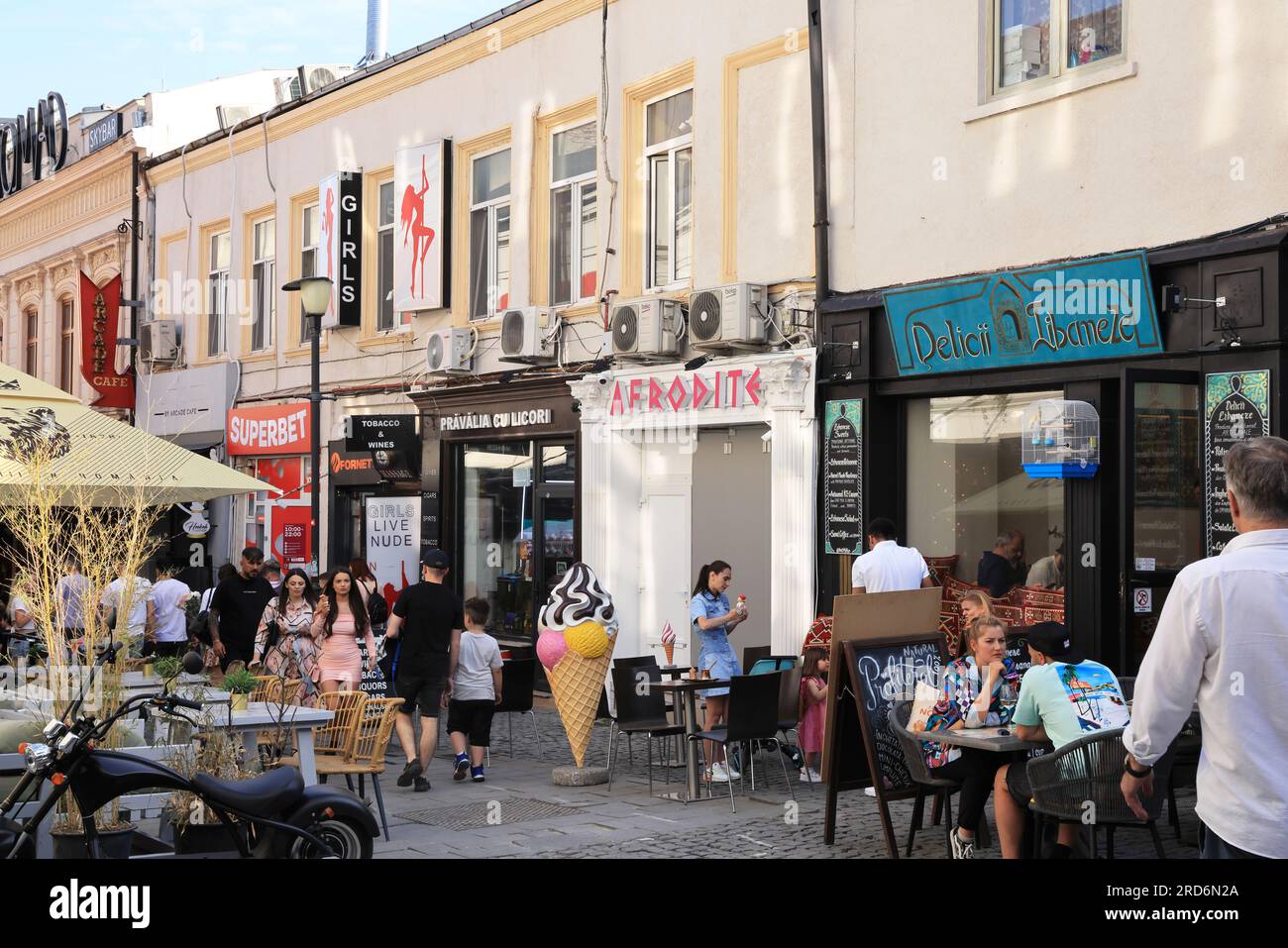 Restaurants, cafes and bars in the vibrant old town of Bucharest ...