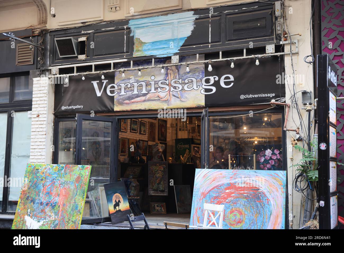 Restaurants, cafes and bars in the vibrant old town of Bucharest ...