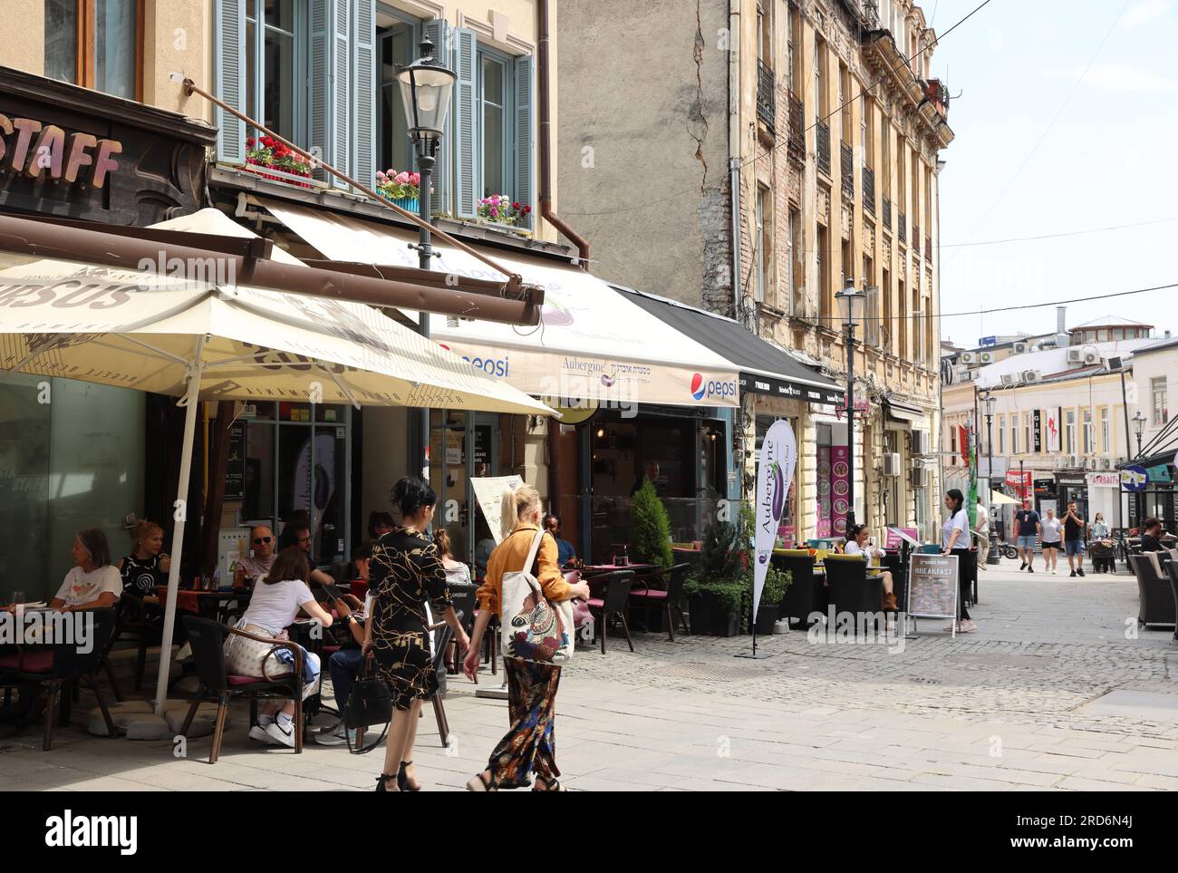 Restaurants, cafes and bars in the vibrant old town of Bucharest, Romania Stock Photo - Alamy