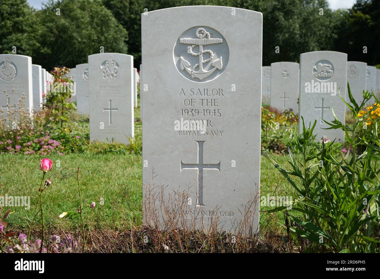 Grave marker for an unknown sailor at The Bayeux war cemetery. Bayeux, France Stock Photo - Alamy