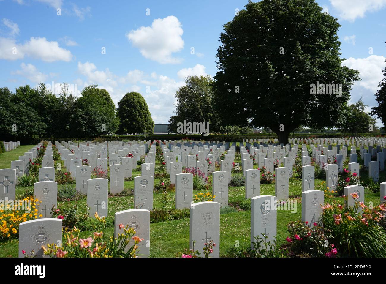 Rows of Grave Markers at The Bayeux war cemetery. Bayeux, France Stock Photo - Alamy