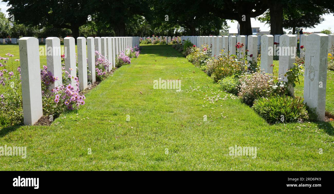 Rows of Grave Markers at The Bayeux war cemetery. Bayeux, France Stock Photo - Alamy