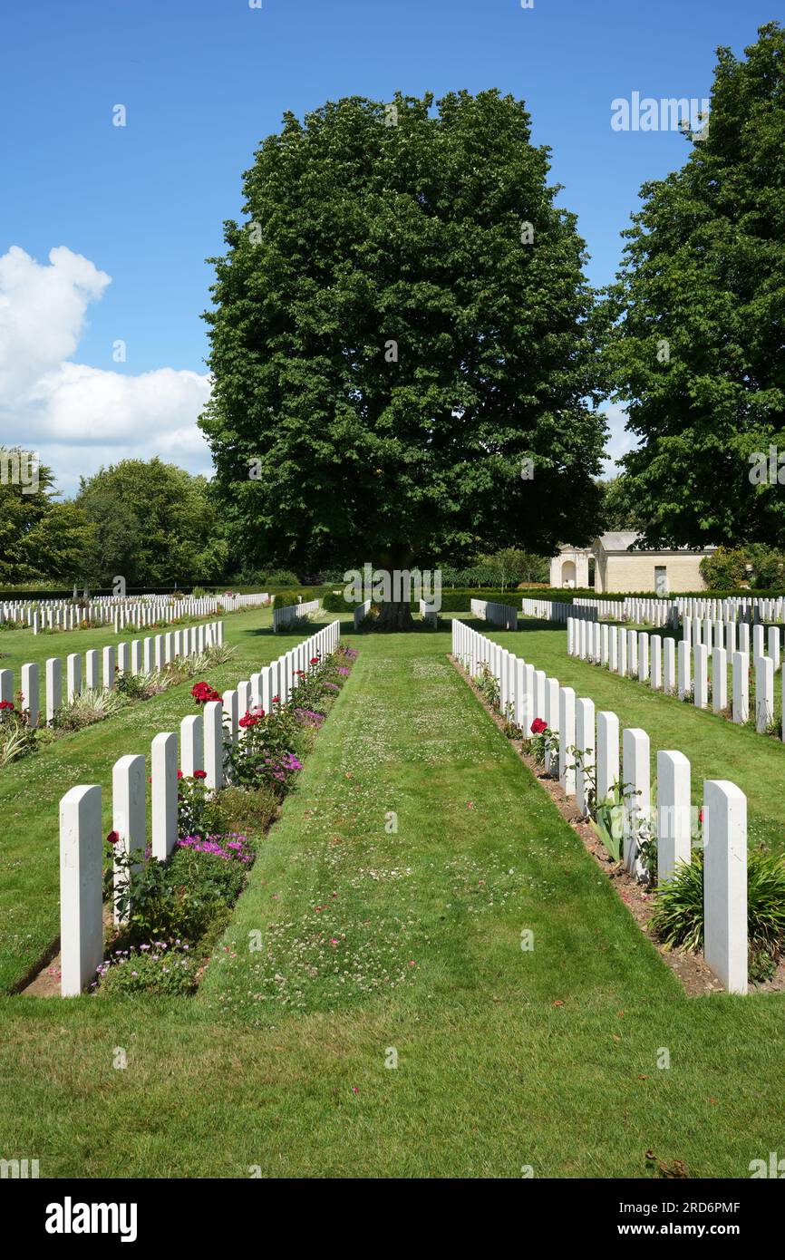 2 grave markers hi-res stock photography and images - Alamy