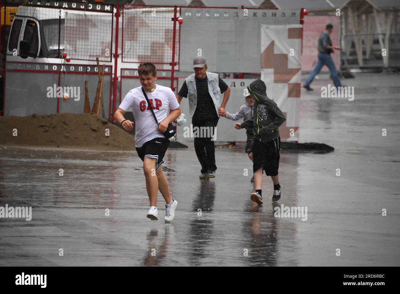 Moscow. People run in the rain Stock Photo - Alamy