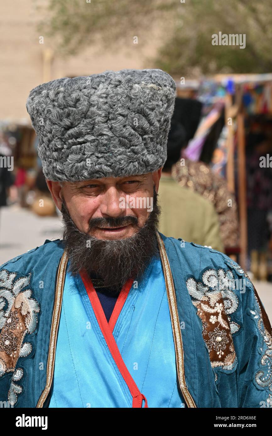 Uzbek actor dressed in historical costume during a break on the streets ...