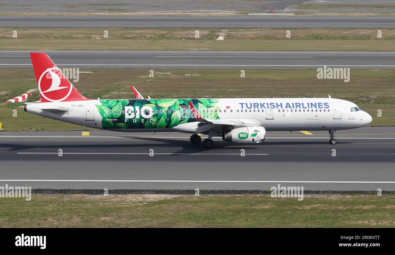 ISTANBUL, TURKIYE - SEPTEMBER 17, 2022: Turkish Airlines Airbus A321 ...