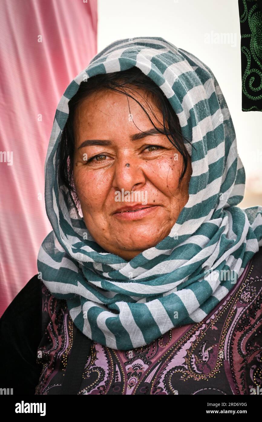 Portrait of an old uzbek woman in traditional colorful dress in Khiva ...