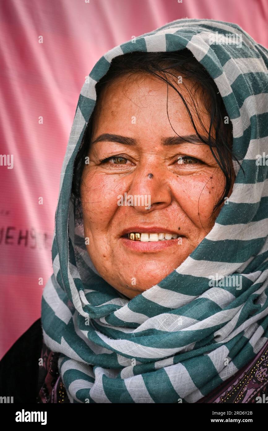 Uzbekistan woman hi-res stock photography and images - Alamy