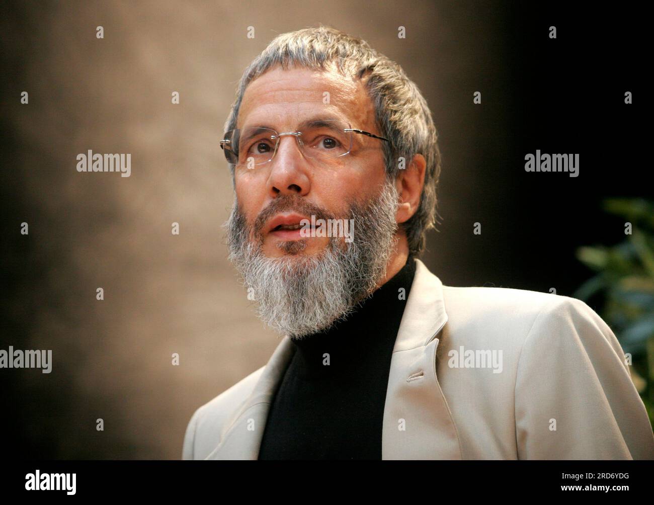 Singer yusuf hi-res stock photography and images - Alamy