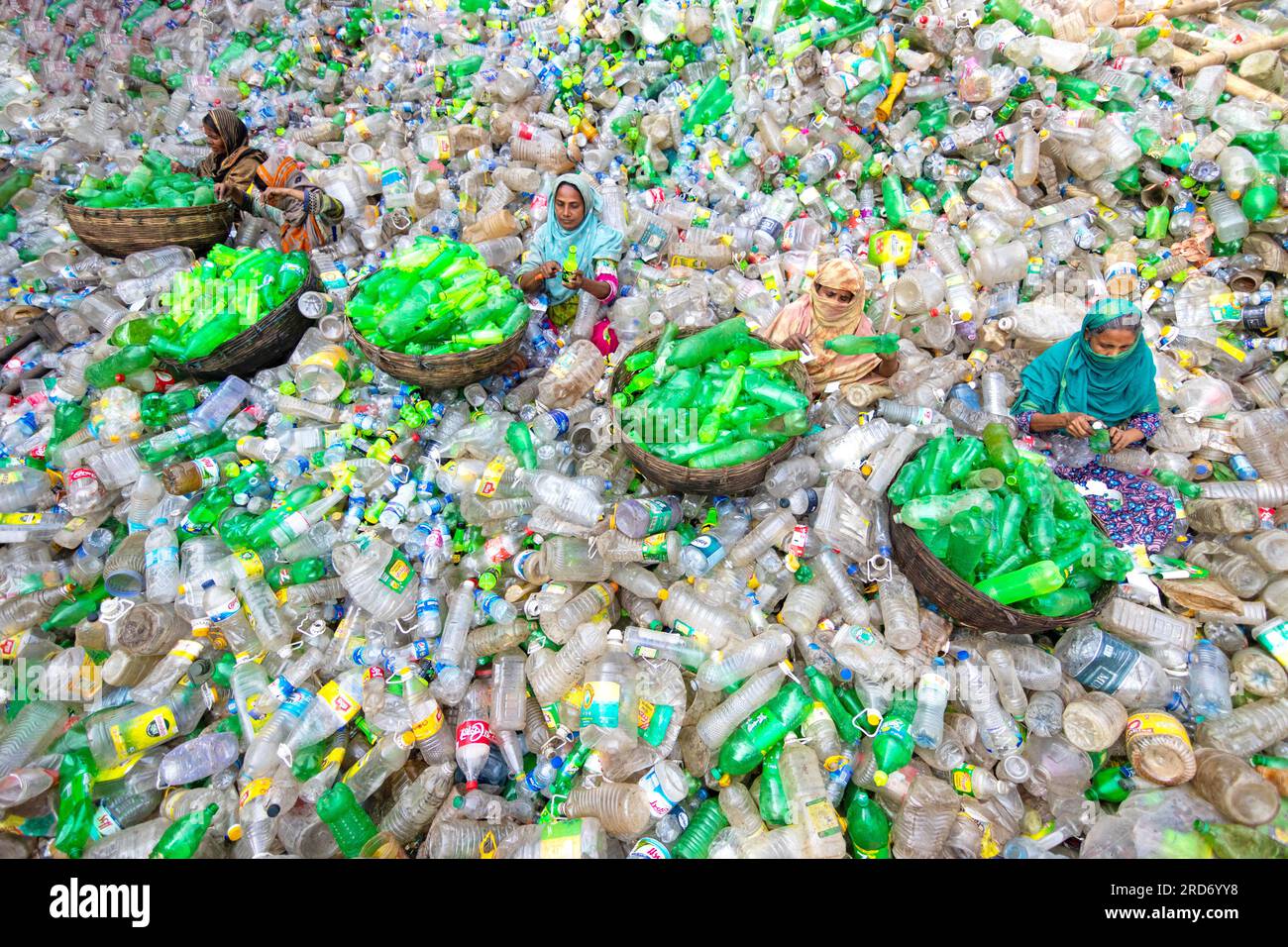 Dhaka, Bangladesh. July 19, 2023, Dhaka, Dhaka, Bangladesh: Workers ...