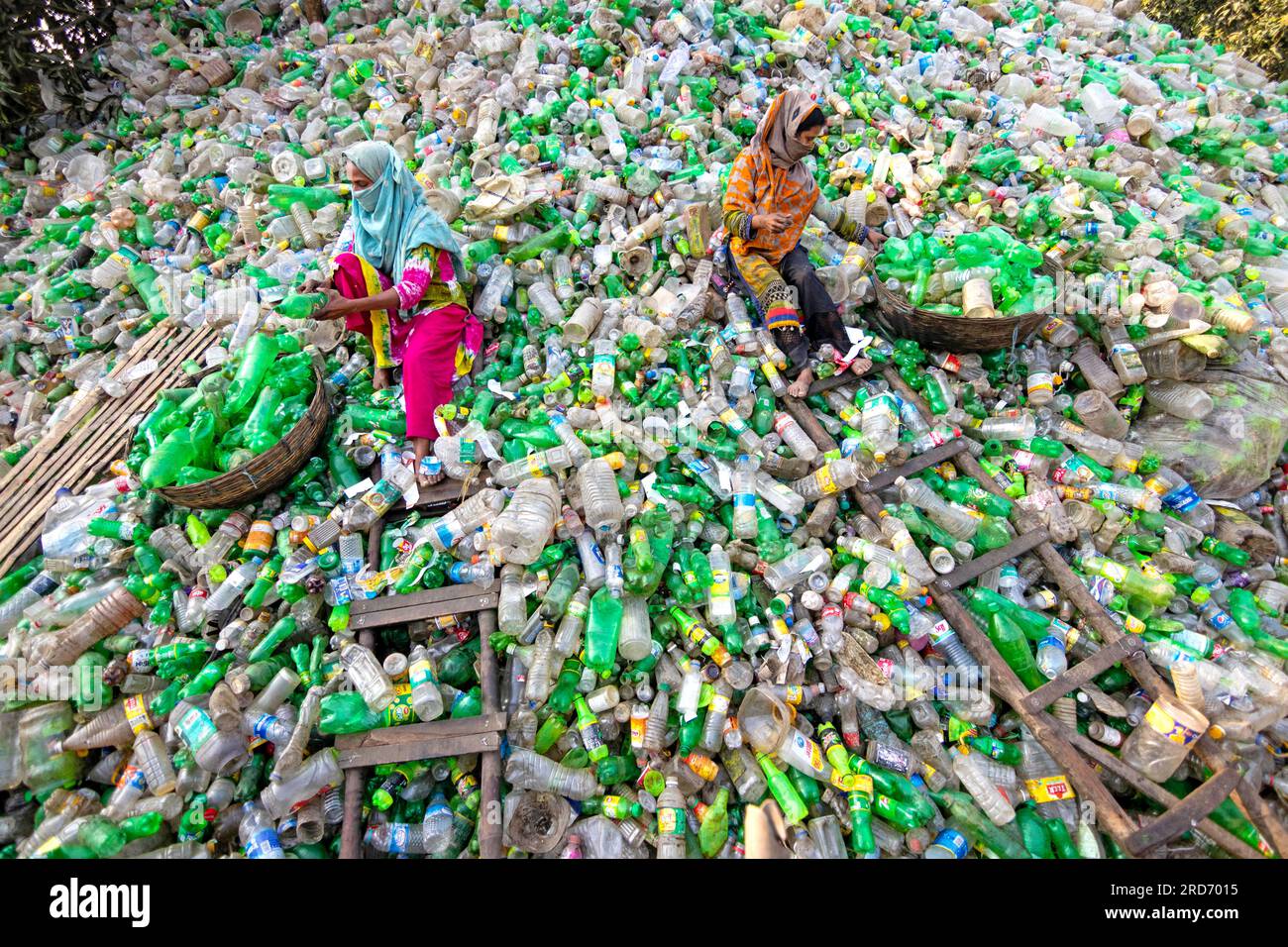 Dhaka, Bangladesh. July 19, 2023, Dhaka, Dhaka, Bangladesh: Workers ...
