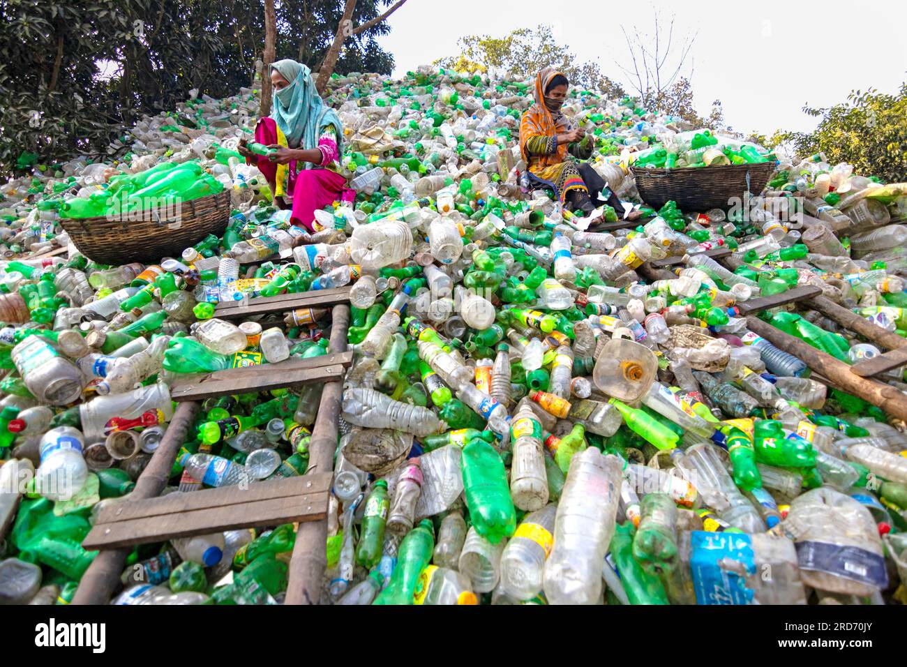 Dhaka, Bangladesh. July 19, 2023, Dhaka, Dhaka, Bangladesh: Workers ...