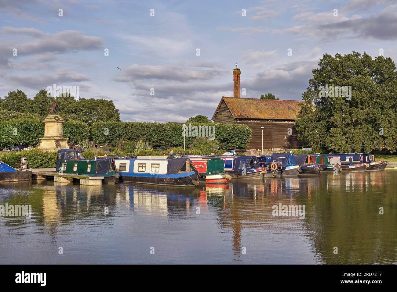 Stratford upon Avon boats. Narrow boats moored on calm water and in the ...