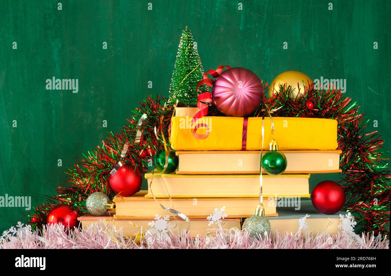 Christmas tree and books hi-res stock photography and images - Alamy