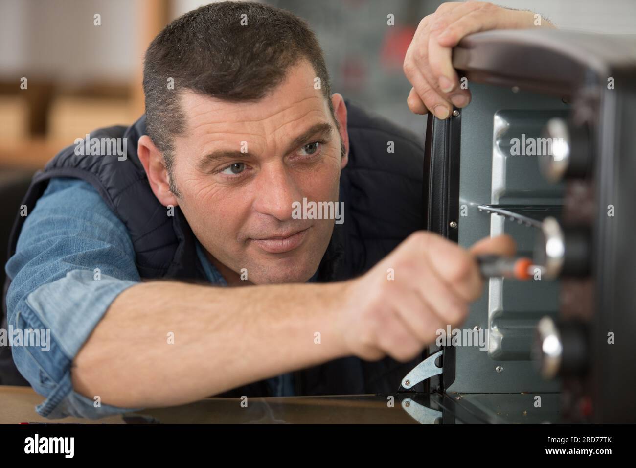 Man repairing oven hi-res stock photography and images - Alamy