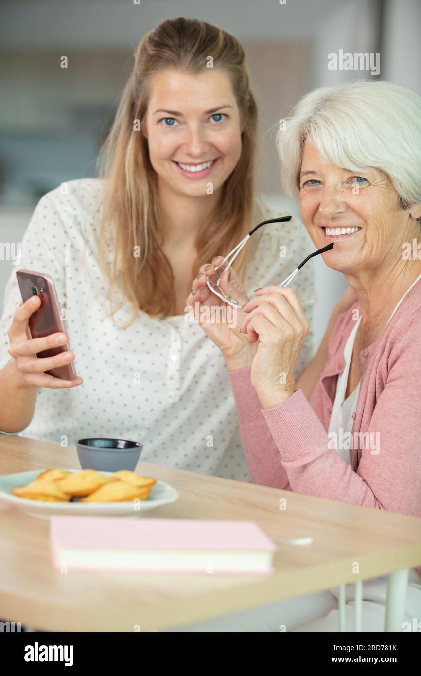 Mom daughter shooting hi-res stock photography and images - Alamy