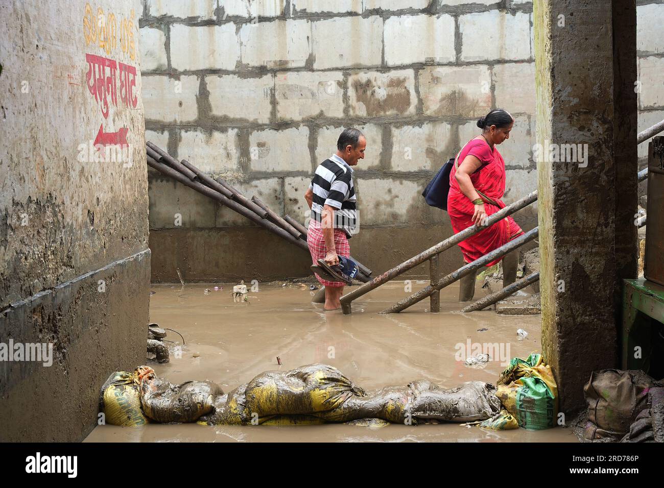 Local people of colonies around Yamuna River leave their residence ...