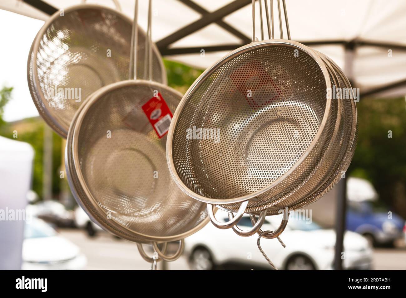 Sale of cups and utensils in the street market Stock Photo - Alamy
