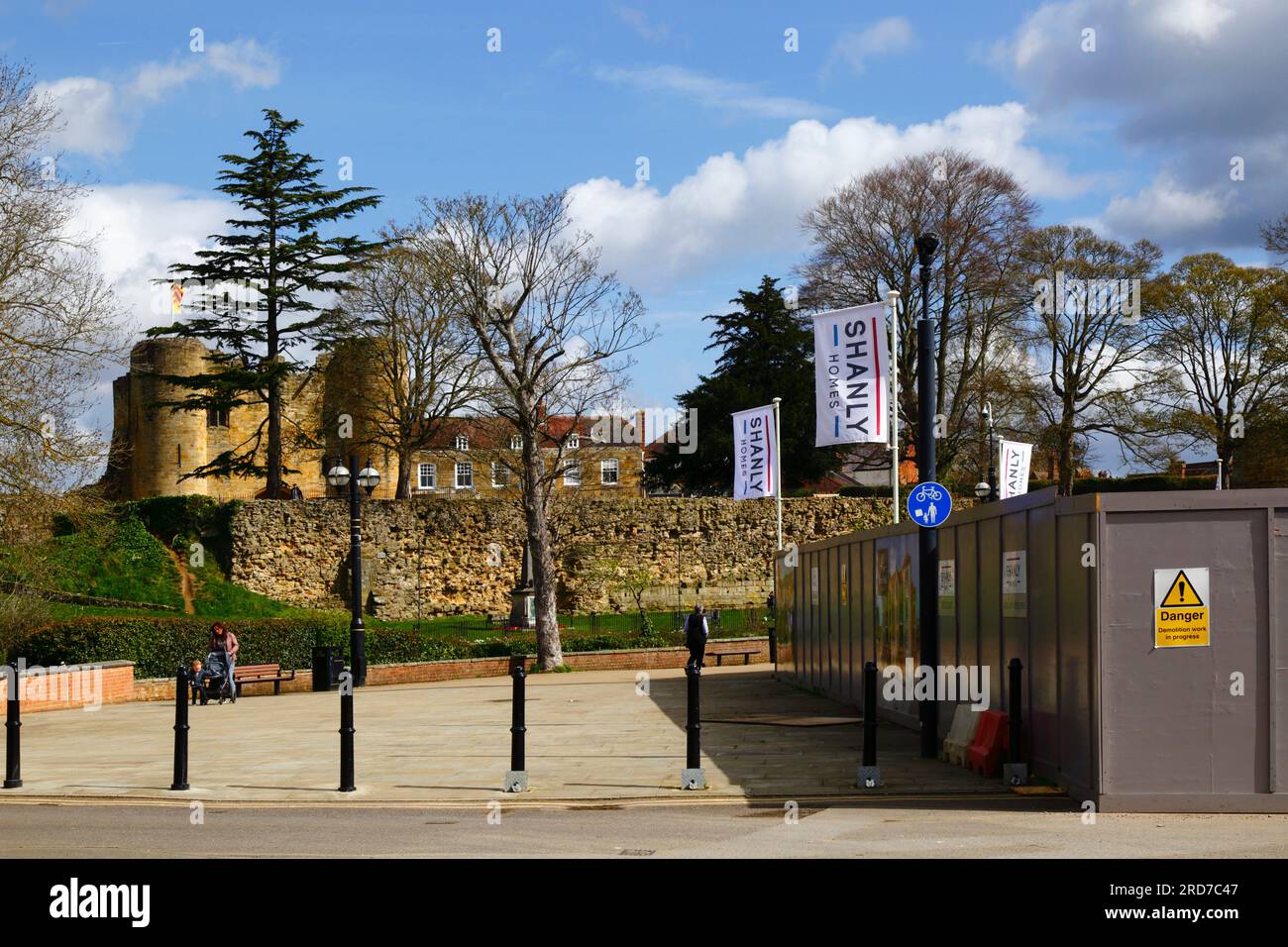 Housing estate uk children hi-res stock photography and images - Alamy
