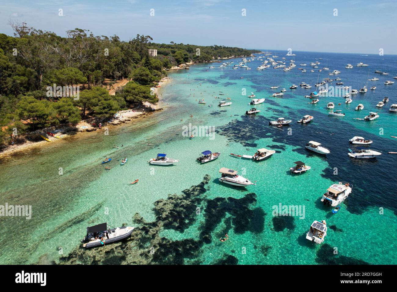 Tourists between the two islands in front of Cannes Saint-Honorat ...