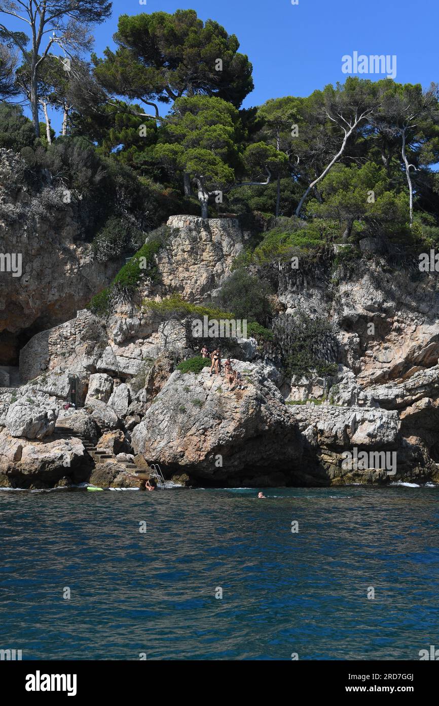 Tourists between the two islands in front of Cannes Saint-Honorat ...