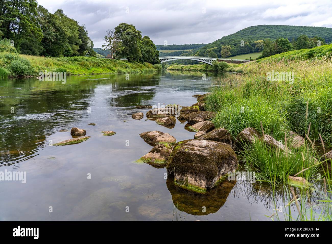 Landschaft im Flusstal Wye Valley und die Bigsweir Bridge, Monmouth ...