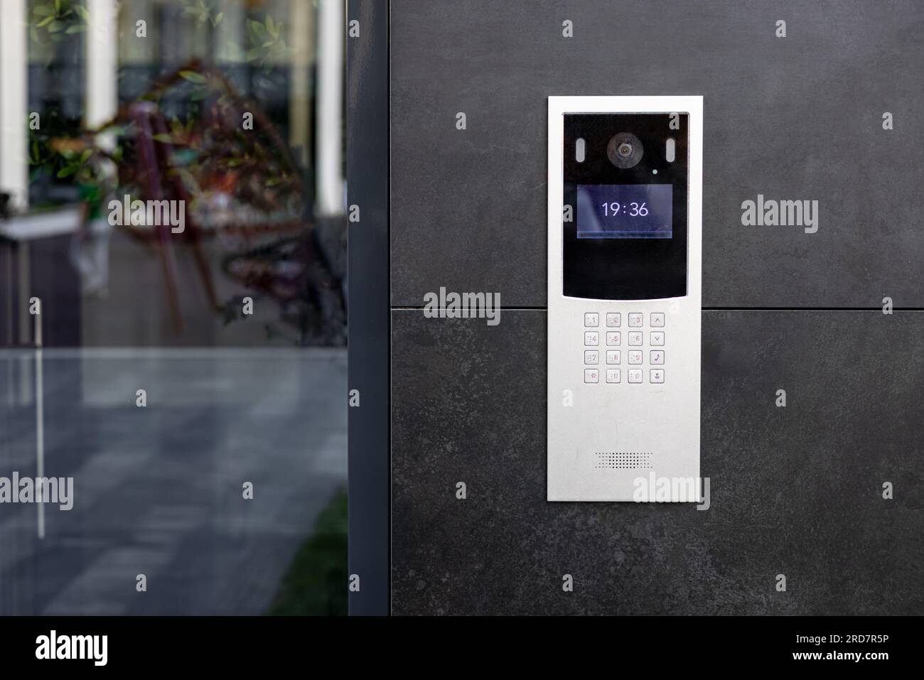 Video doorbell on a front door hi-res stock photography and images - Alamy