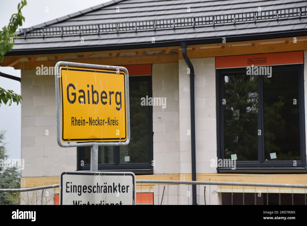 19 July 2023, Baden-Württemberg, Gaiberg: A sign stands in a new ...