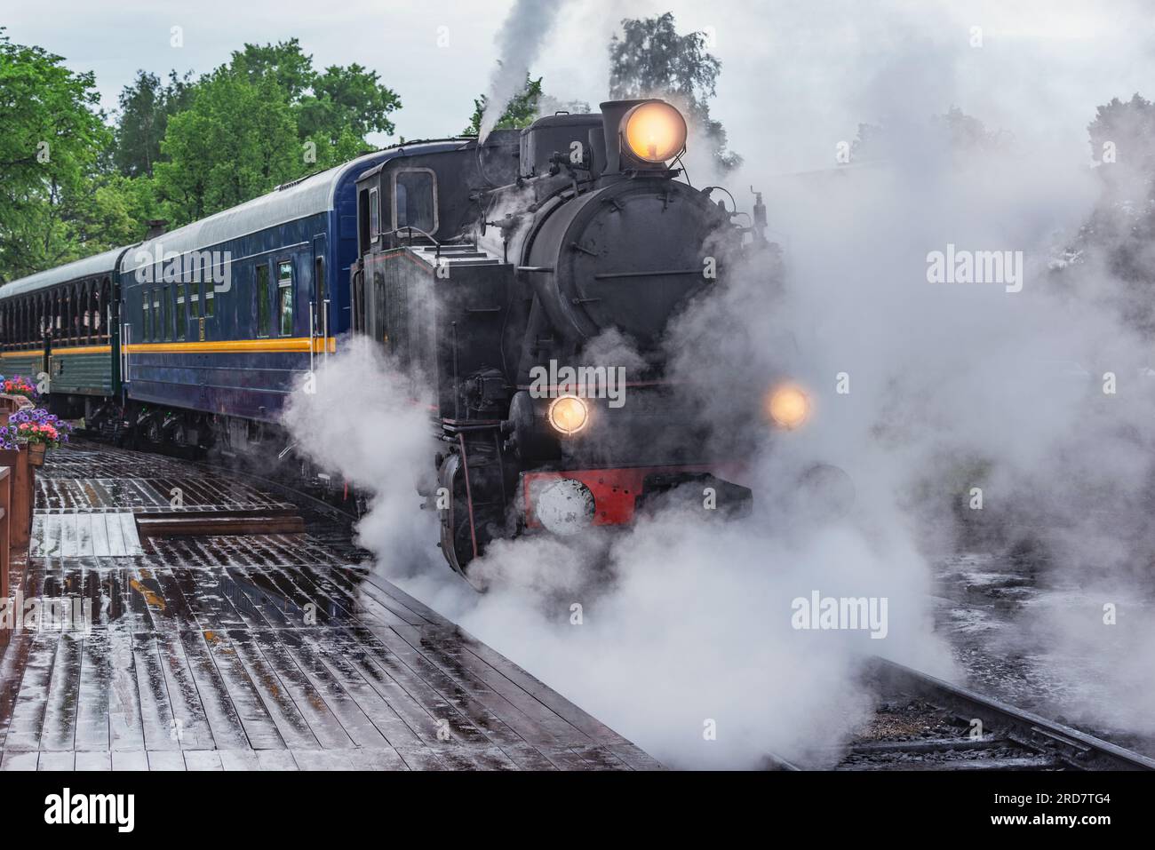 Retro steam train approaches to the platform Stock Photo - Alamy