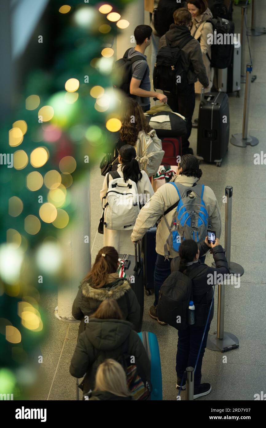 Passengers queue at St Pancras Station in London Stock Photo - Alamy
