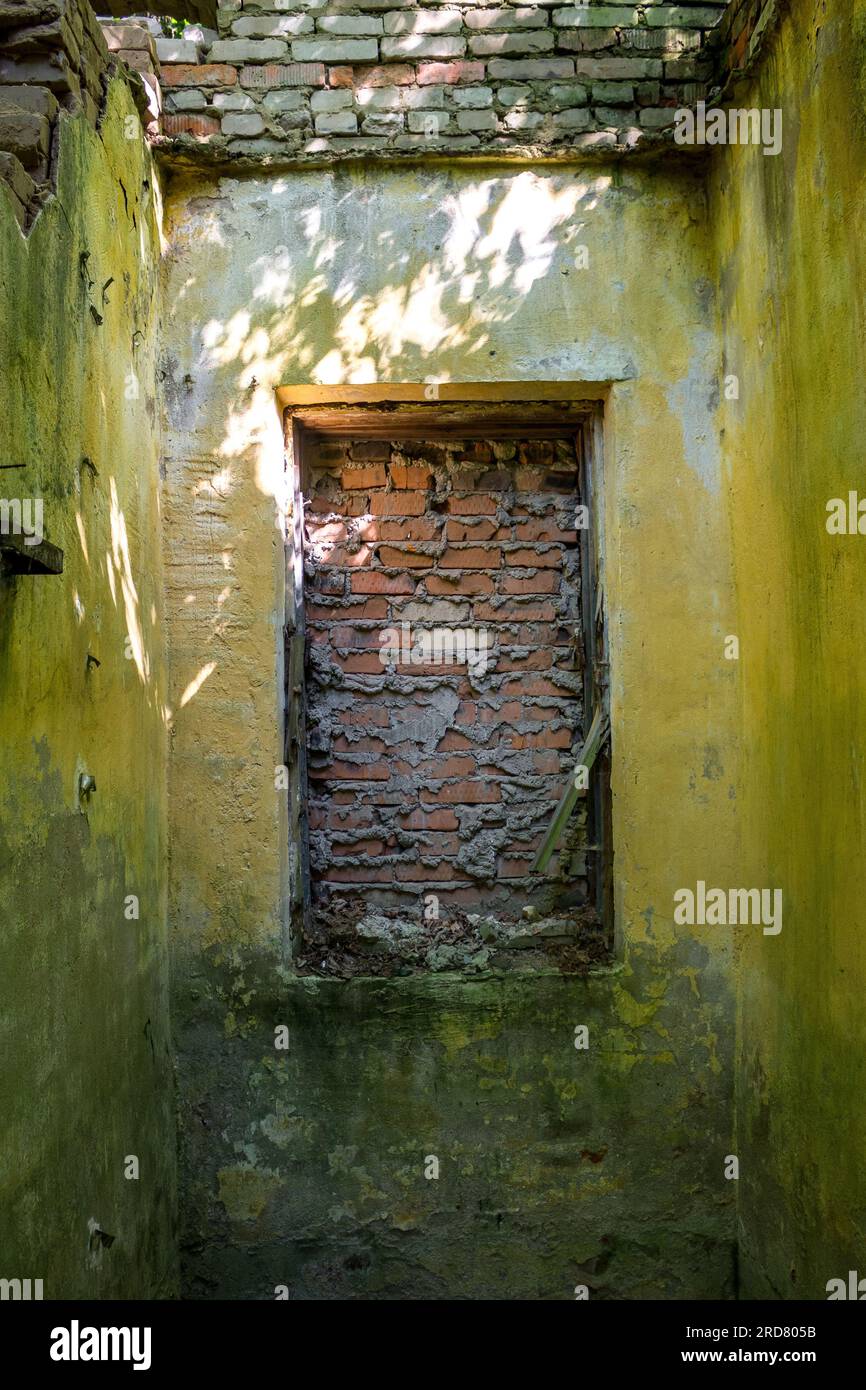 Yellow bricked hi-res stock photography and images - Alamy