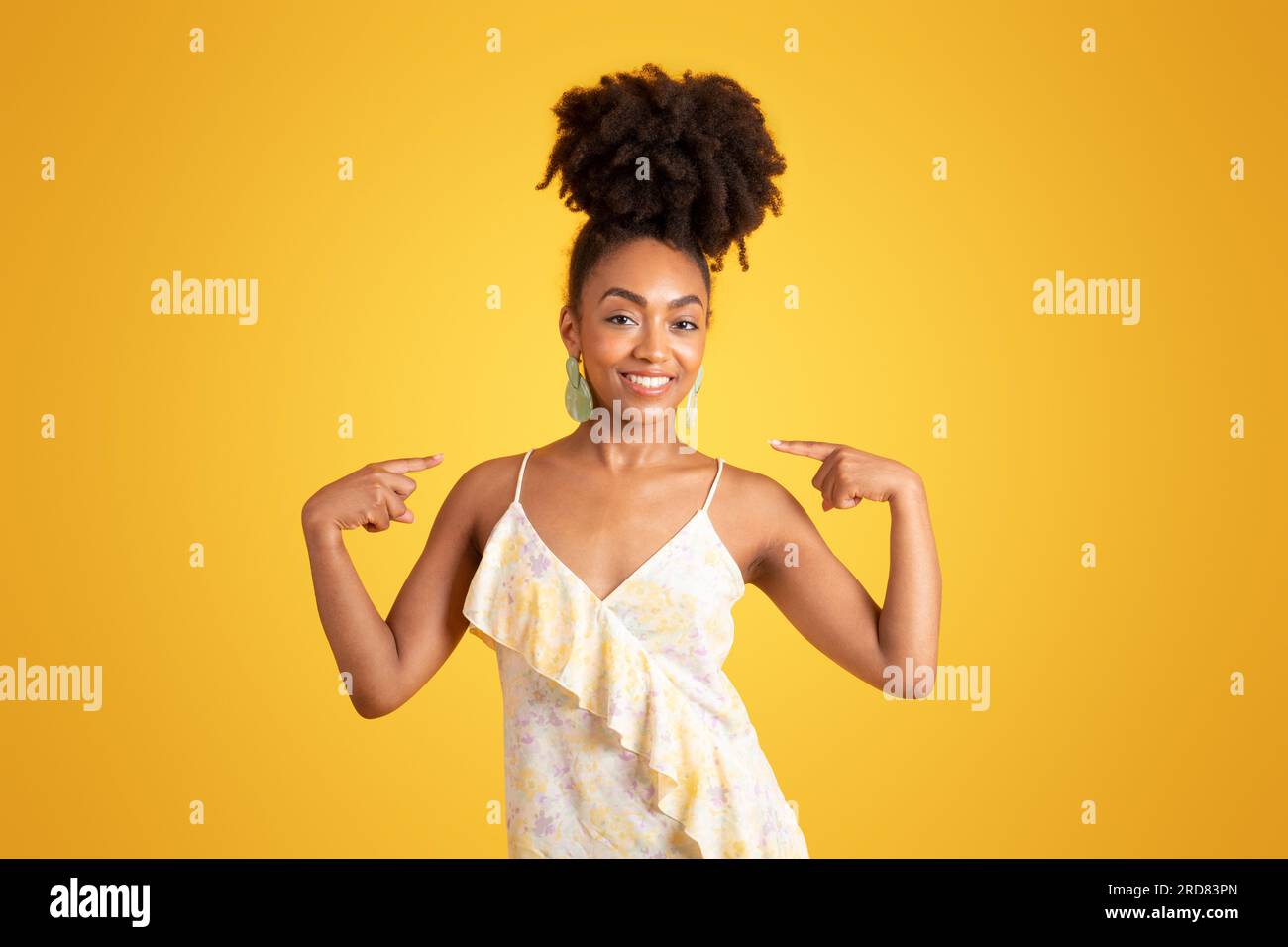 Black lady pointing hi-res stock photography and images - Alamy