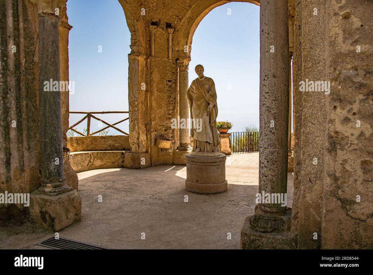 Roman statue at the Terrace of Infinity at the gardens of Villa ...