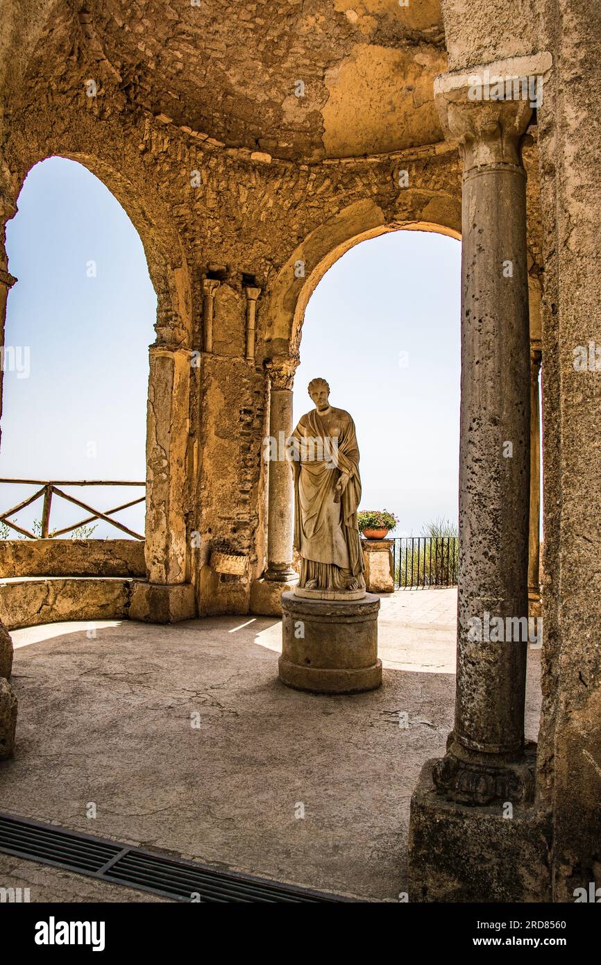 Roman statue at the Terrace of Infinity at the gardens of Villa ...