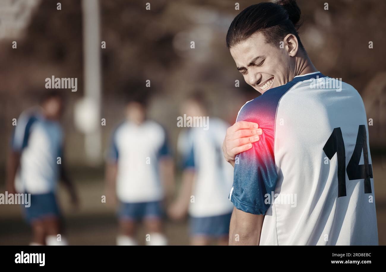 Athlete shoulder injury on field hi-res stock photography and images ...