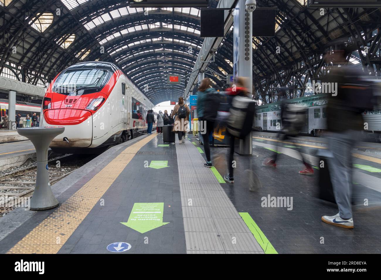 Passengers in transit, central station of Milan, Lombardy, Italy ...