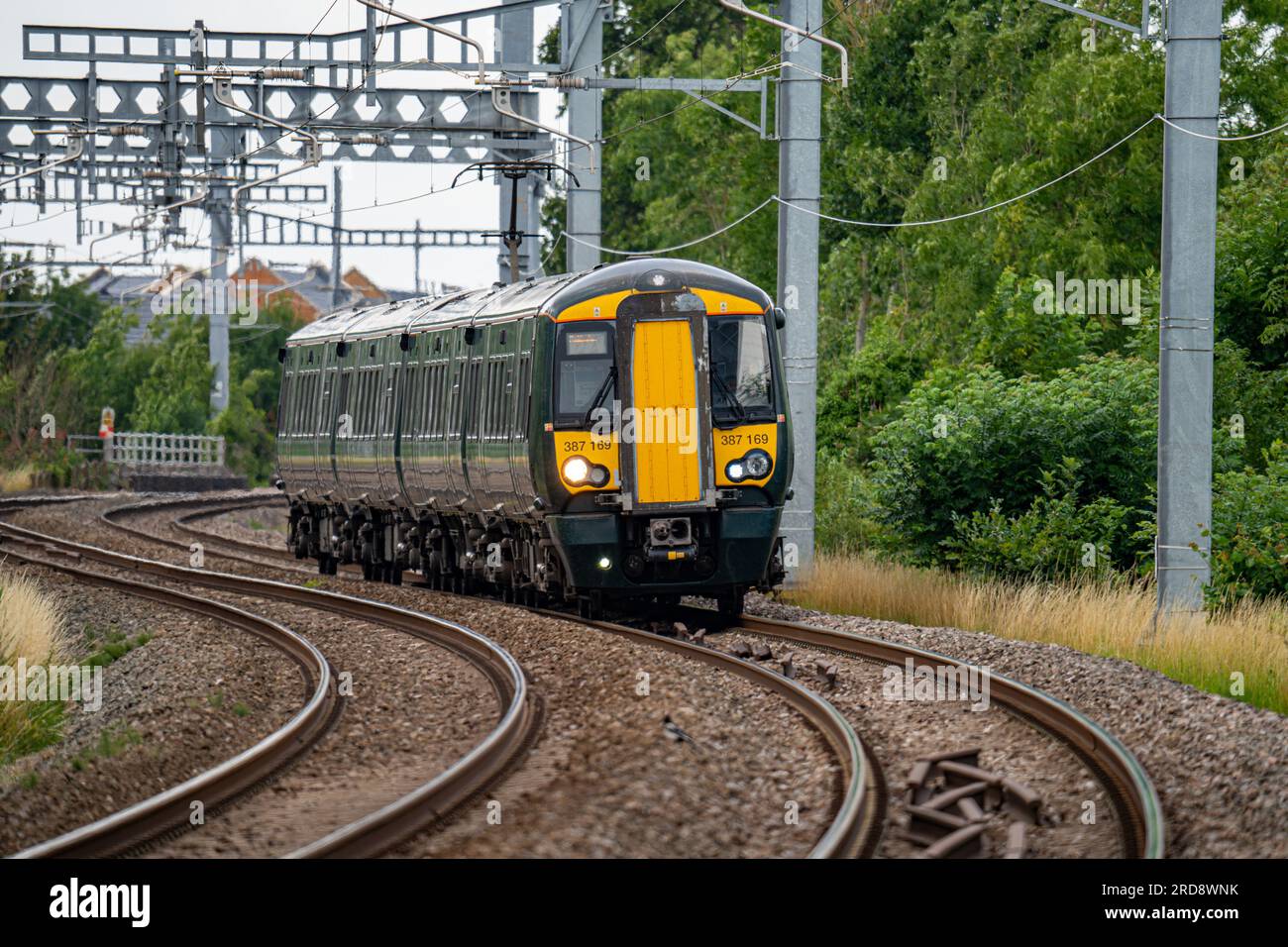 An electric GWR train on a curvy track travelling to London Paddington ...
