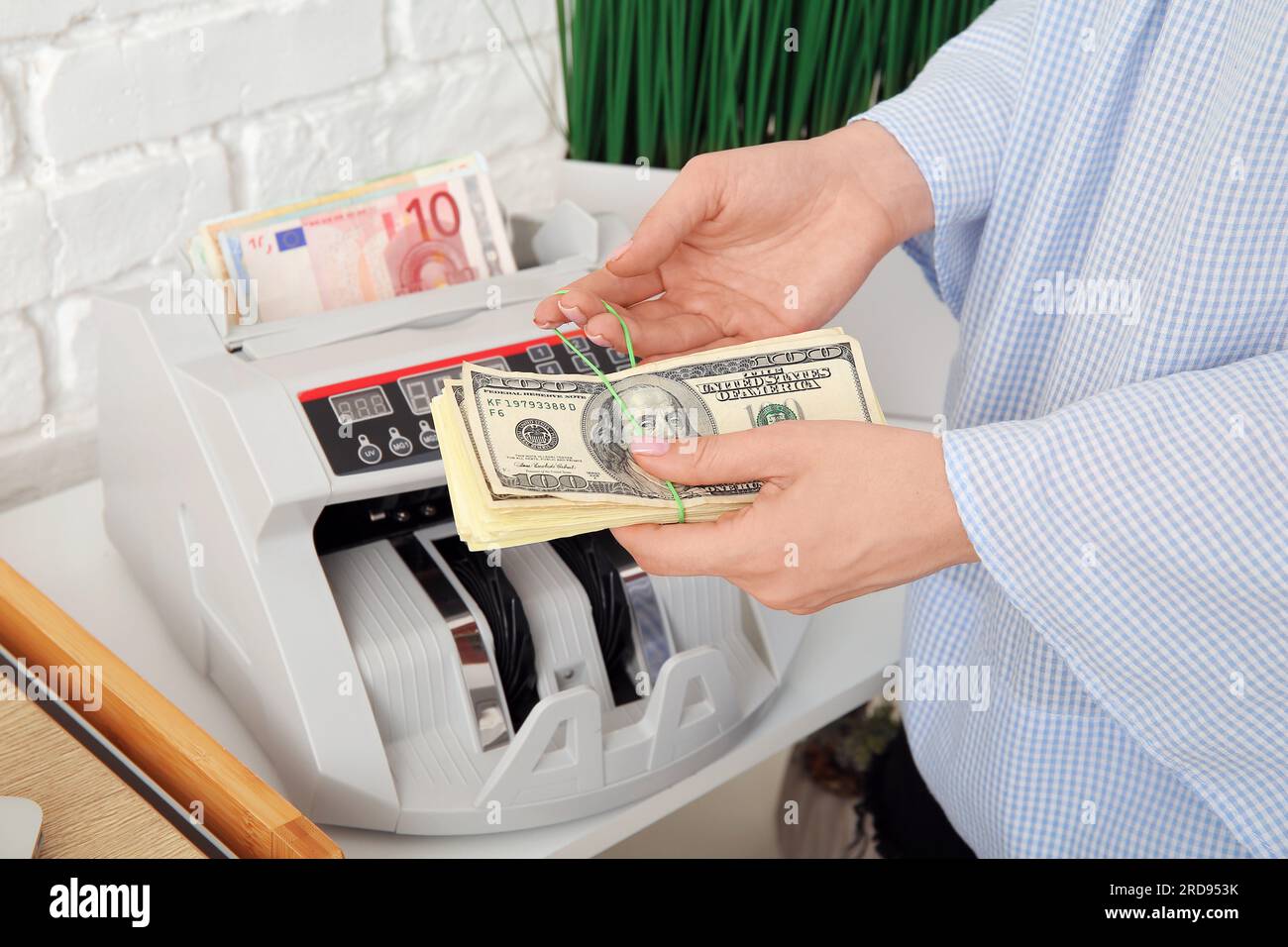 Cash money counting in automatic hi-res stock photography and images ...