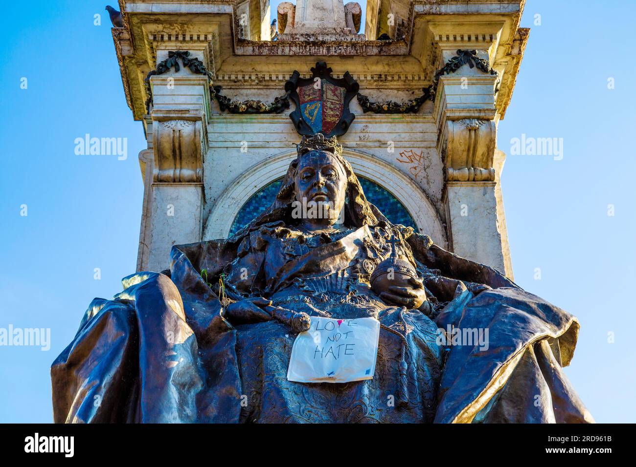 Queen Victoria Statue Piccadilly Gardens Manchester at David Mcgraw blog