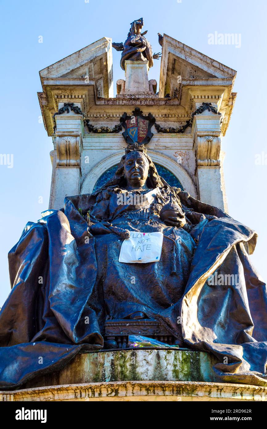 Statue of Queen Victoria in Piccadilly Gardens, Manchester, England, UK Stock Photo - Alamy
