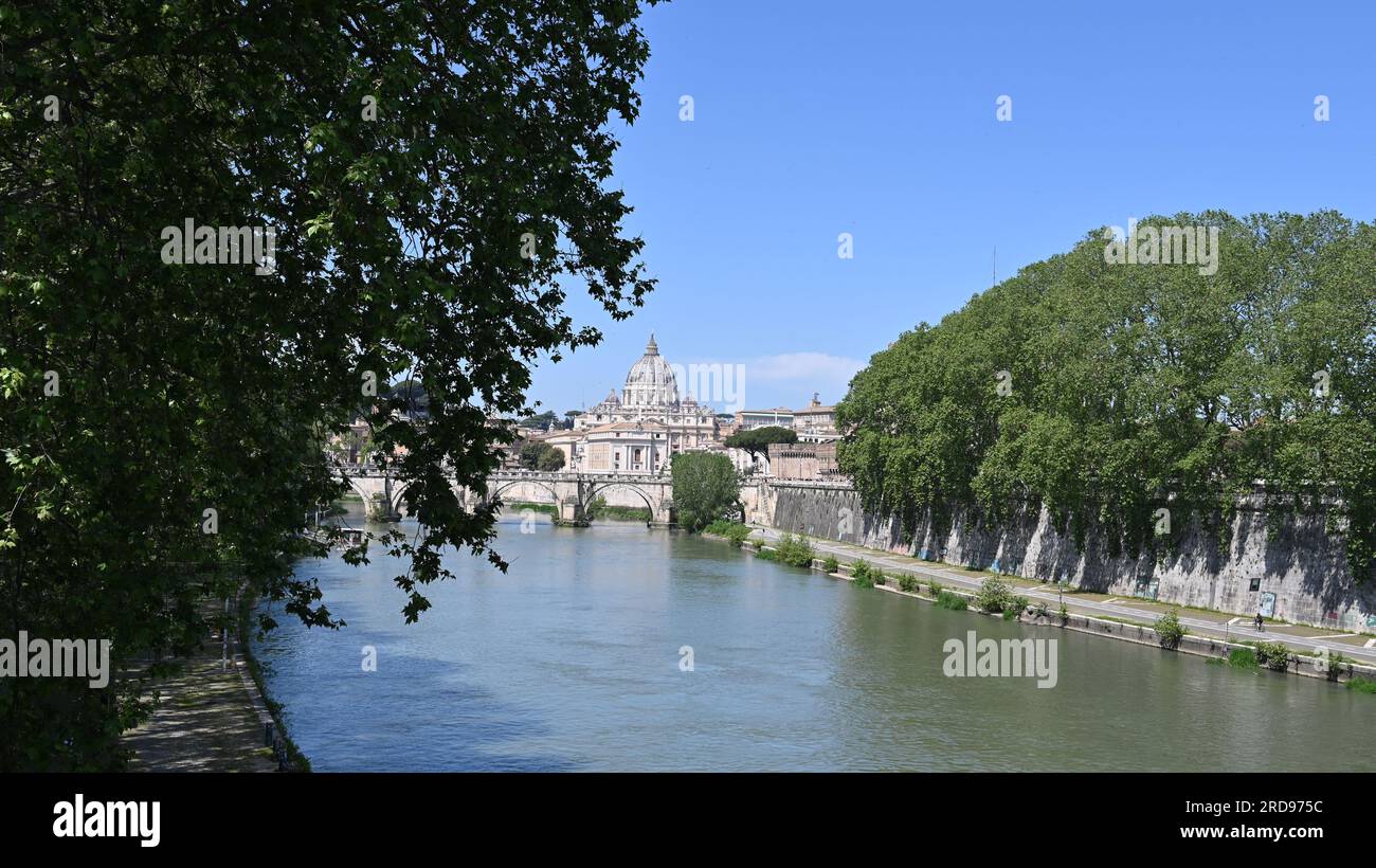 St Peters Basilica and the River Tiber Stock Photo - Alamy