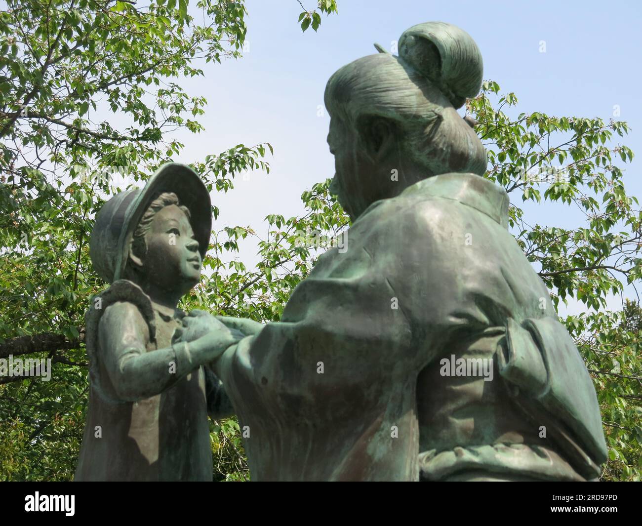 The bronze statue "Mother & Child" is a Japanese woman in traditional ...