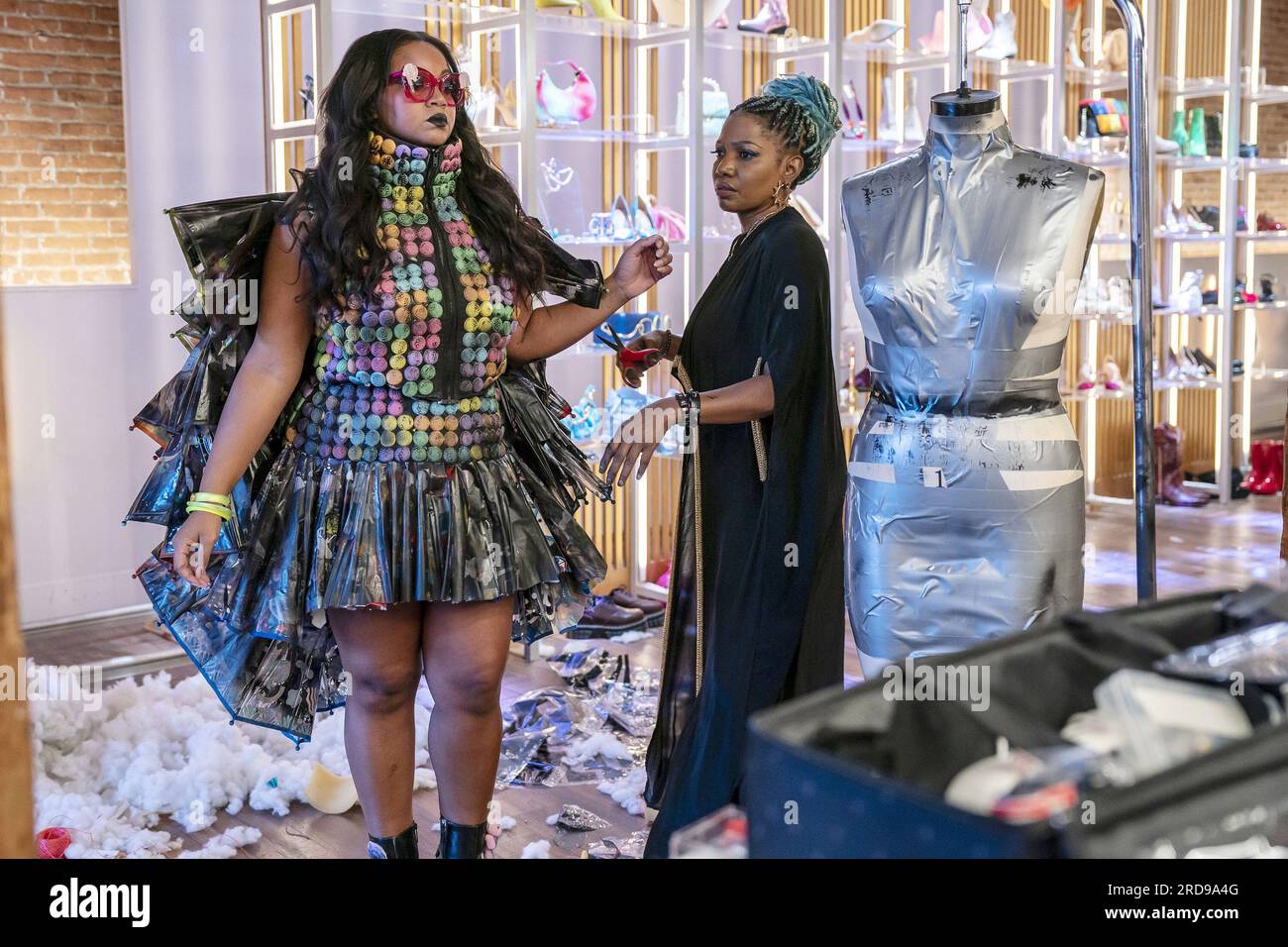 PROJECT RUNWAY, contestant Kara Saun (right), Toying with Fashion ...